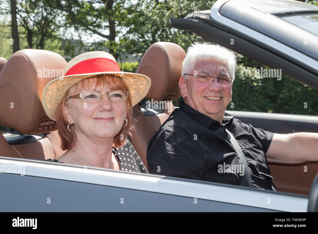 Older couple in car hi-res stock photography and images - Alamy