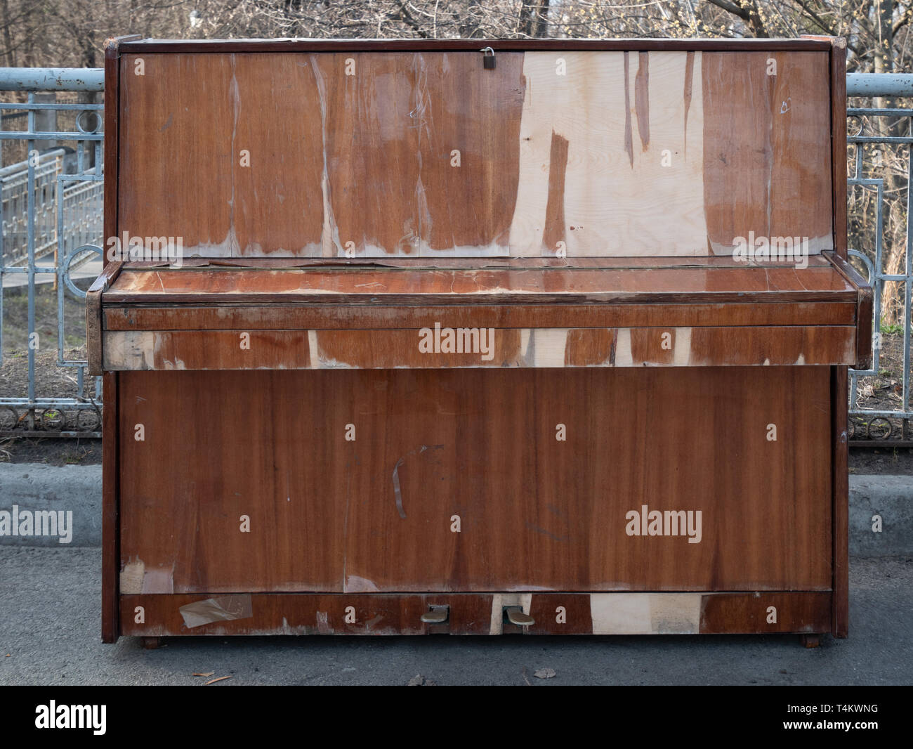 Closed piano hi-res stock photography and images - Alamy