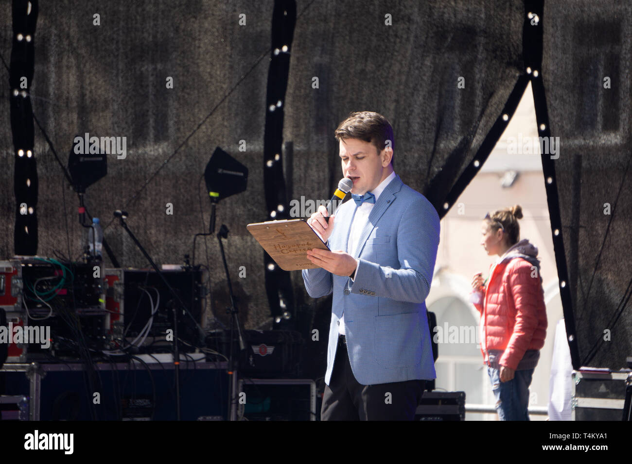 Speaker giving presentation to crowd hi-res stock photography and ...