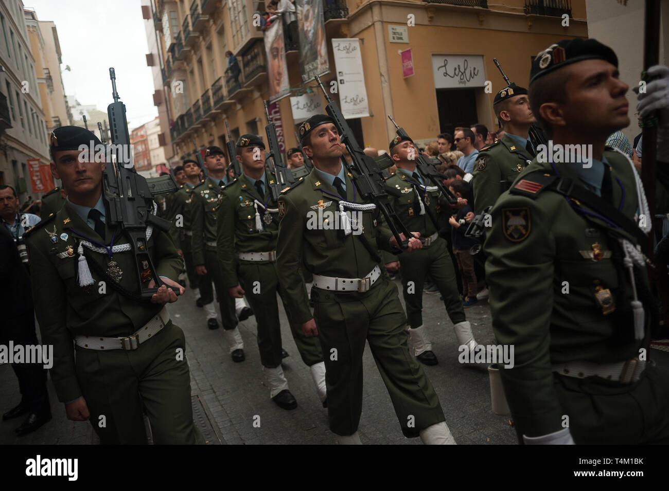 Members of Spanish paratrooper brigade from the Spanish army seen ...