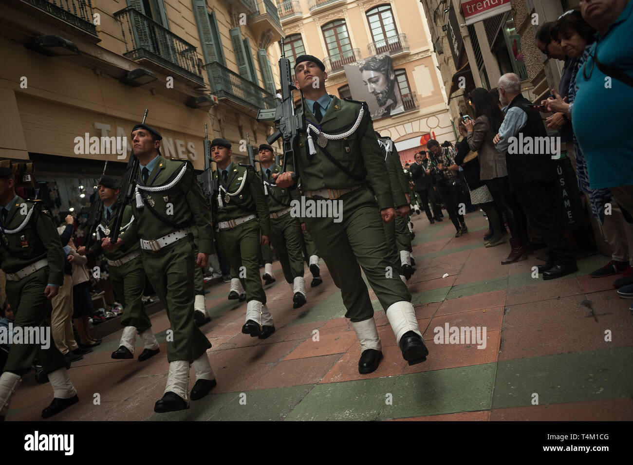 Members of Spanish paratrooper brigade from the Spanish army seen ...
