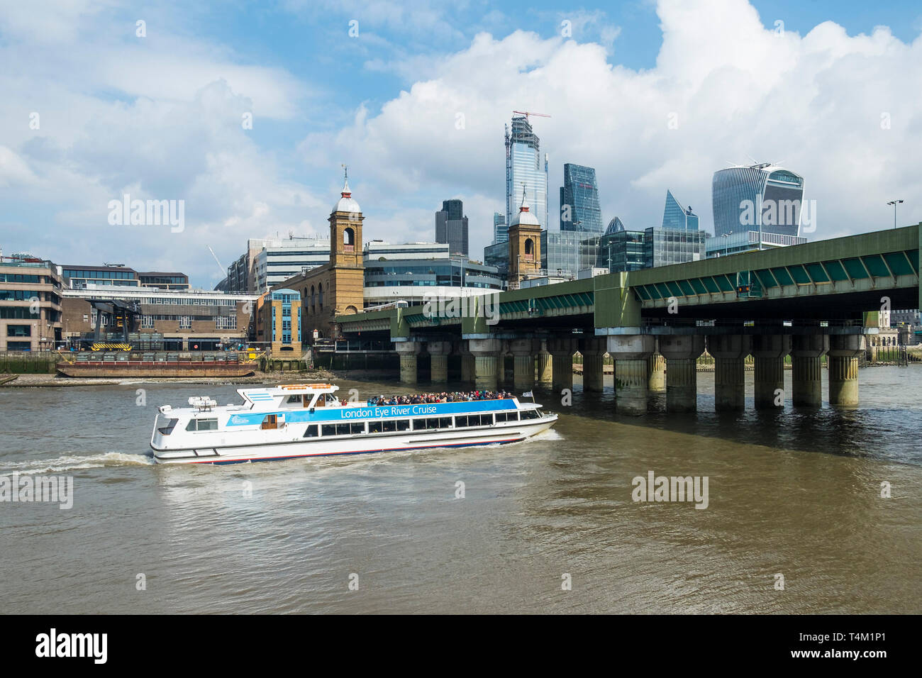 London eye river cruise boat hi-res stock photography and images - Alamy