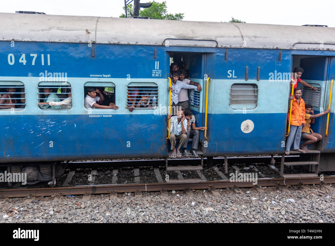 Packed train india hi-res stock photography and images - Alamy