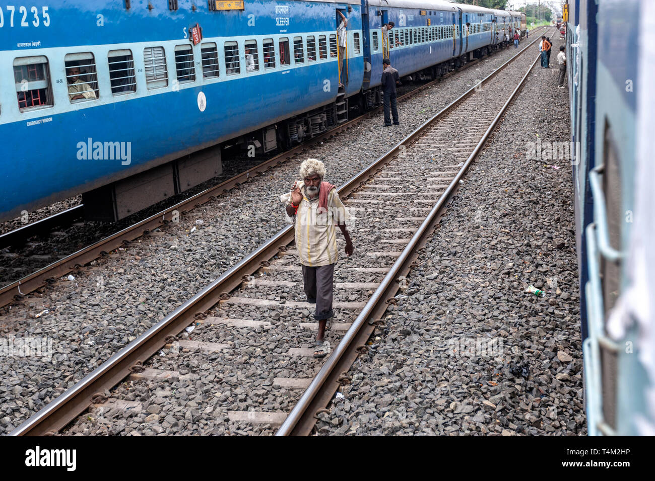 Old man walking between trains hi-res stock photography and images - Alamy