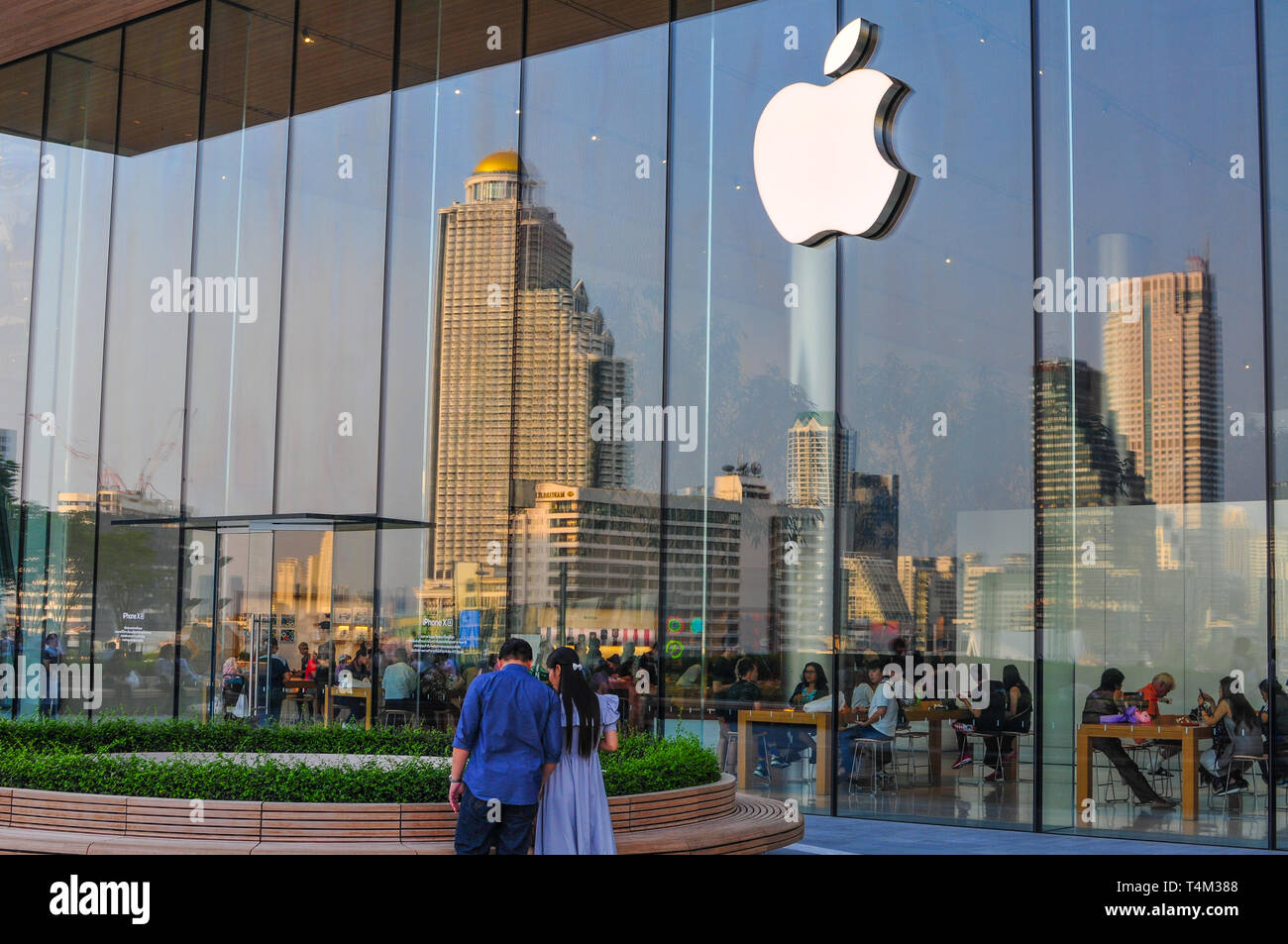 Apple store in Bangkok Thailand Stock Photo - Alamy