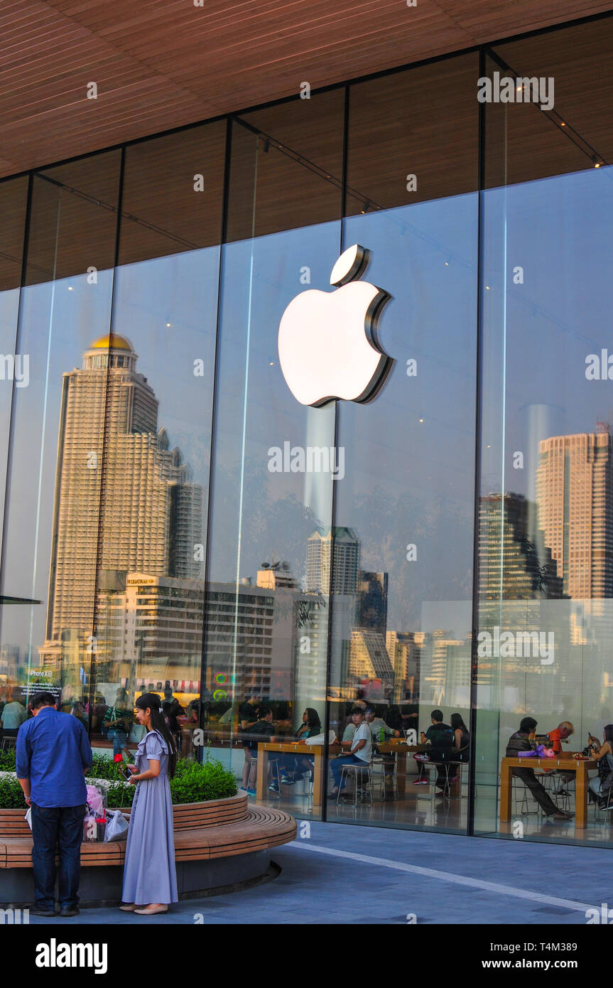 Apple store in Bangkok Thailand Stock Photo - Alamy