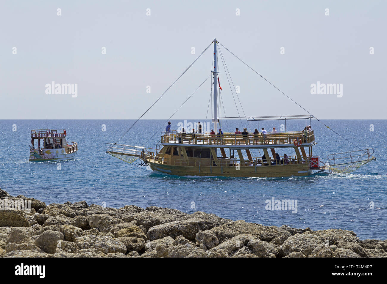 Excursion boat coast side hi-res stock photography and images - Alamy