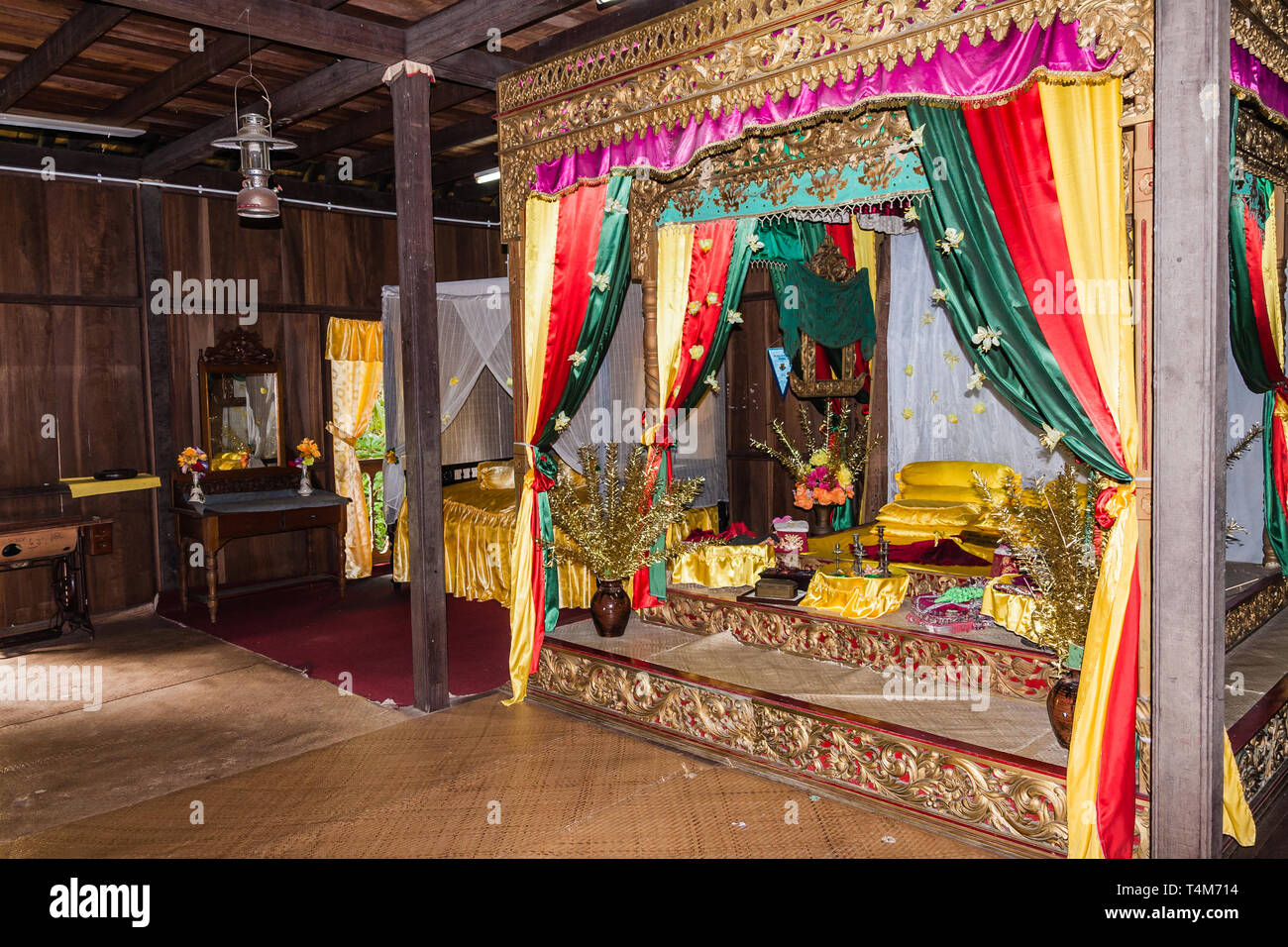 Vintage canopy bed hi-res stock photography and images - Alamy