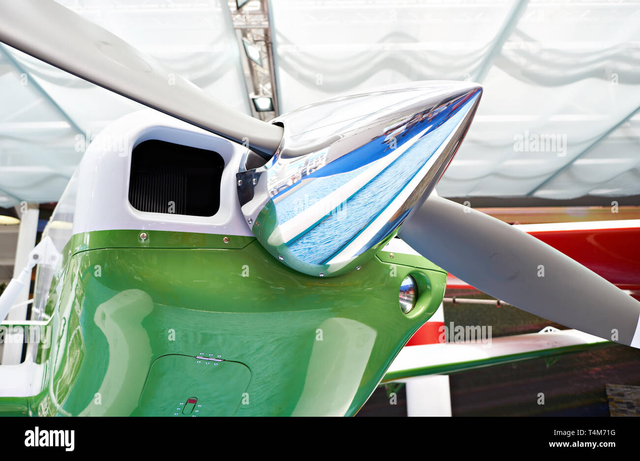 Airplane front propeller hi-res stock photography and images - Alamy