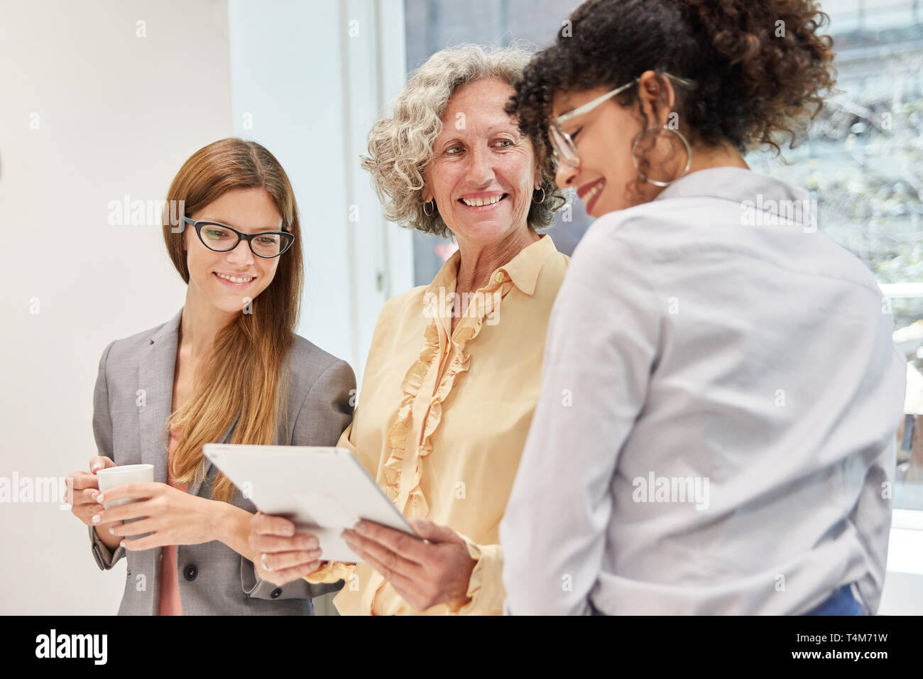 Women ceo business meeting hi-res stock photography and images - Alamy