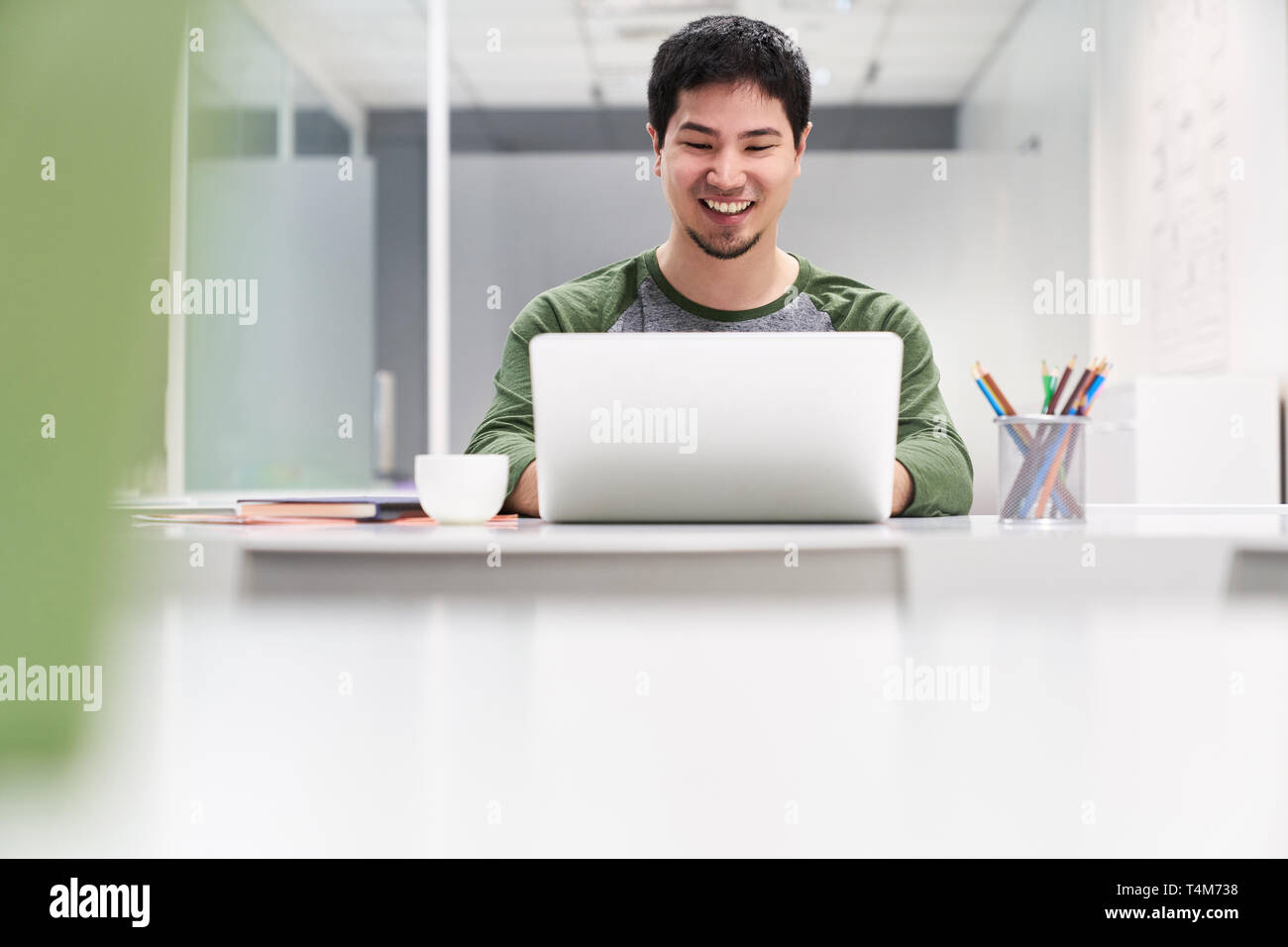 Smiling software hi-res stock photography and images - Alamy