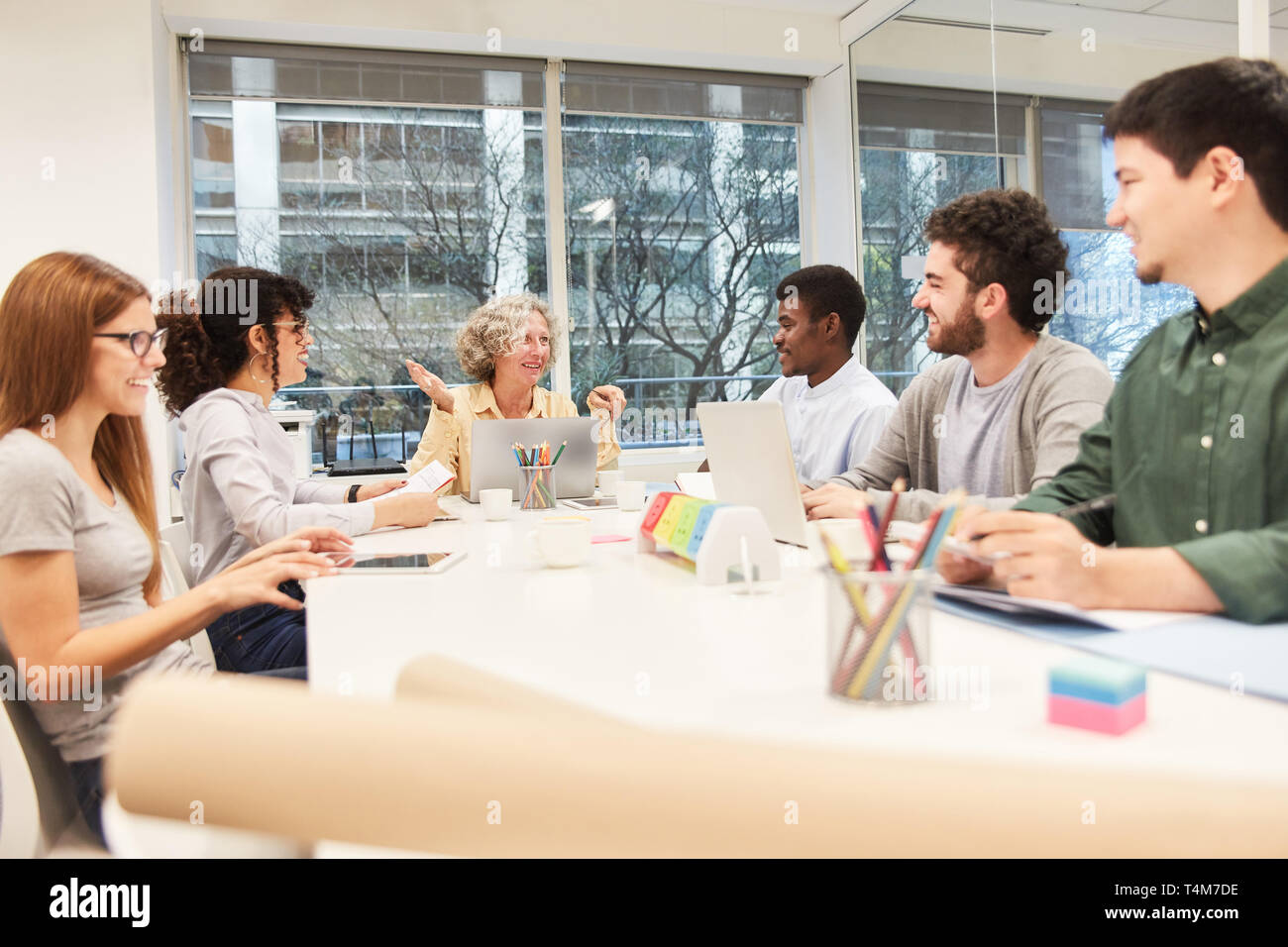 Multicultural group office hi-res stock photography and images - Alamy