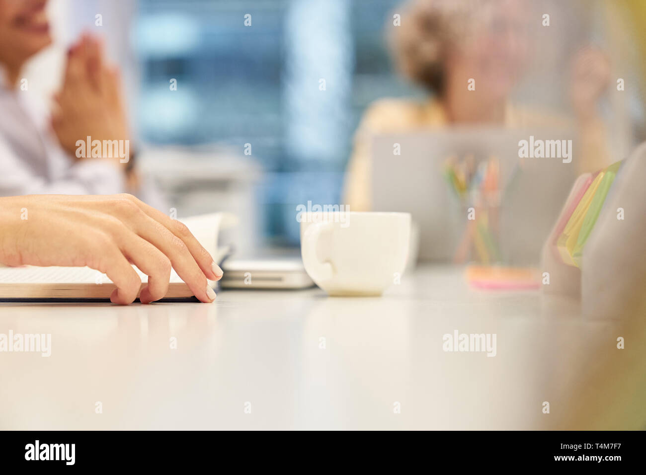 People conference table meeting hi-res stock photography and images - Alamy