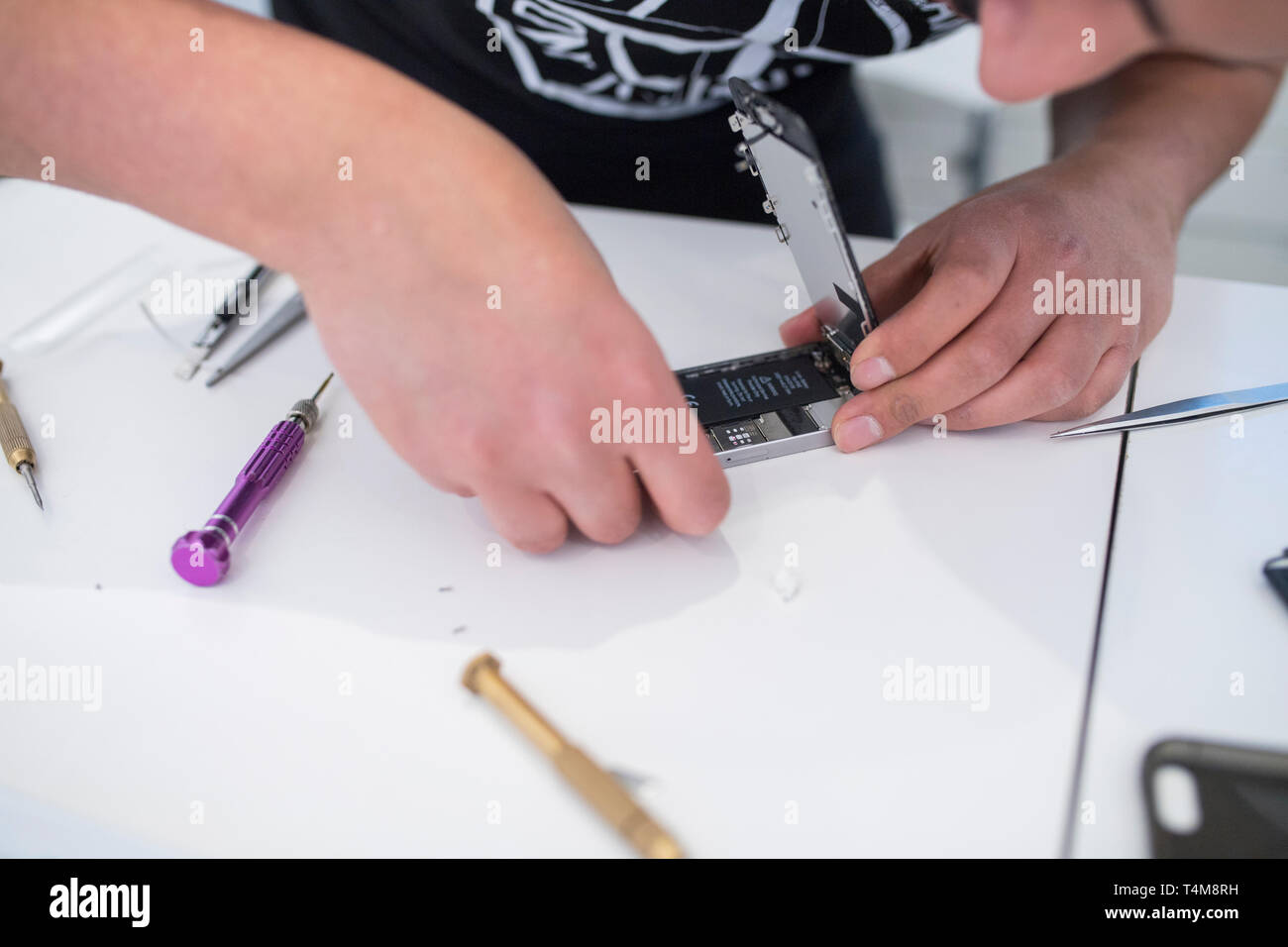 Changing a battery on a iphone Stock Photo - Alamy