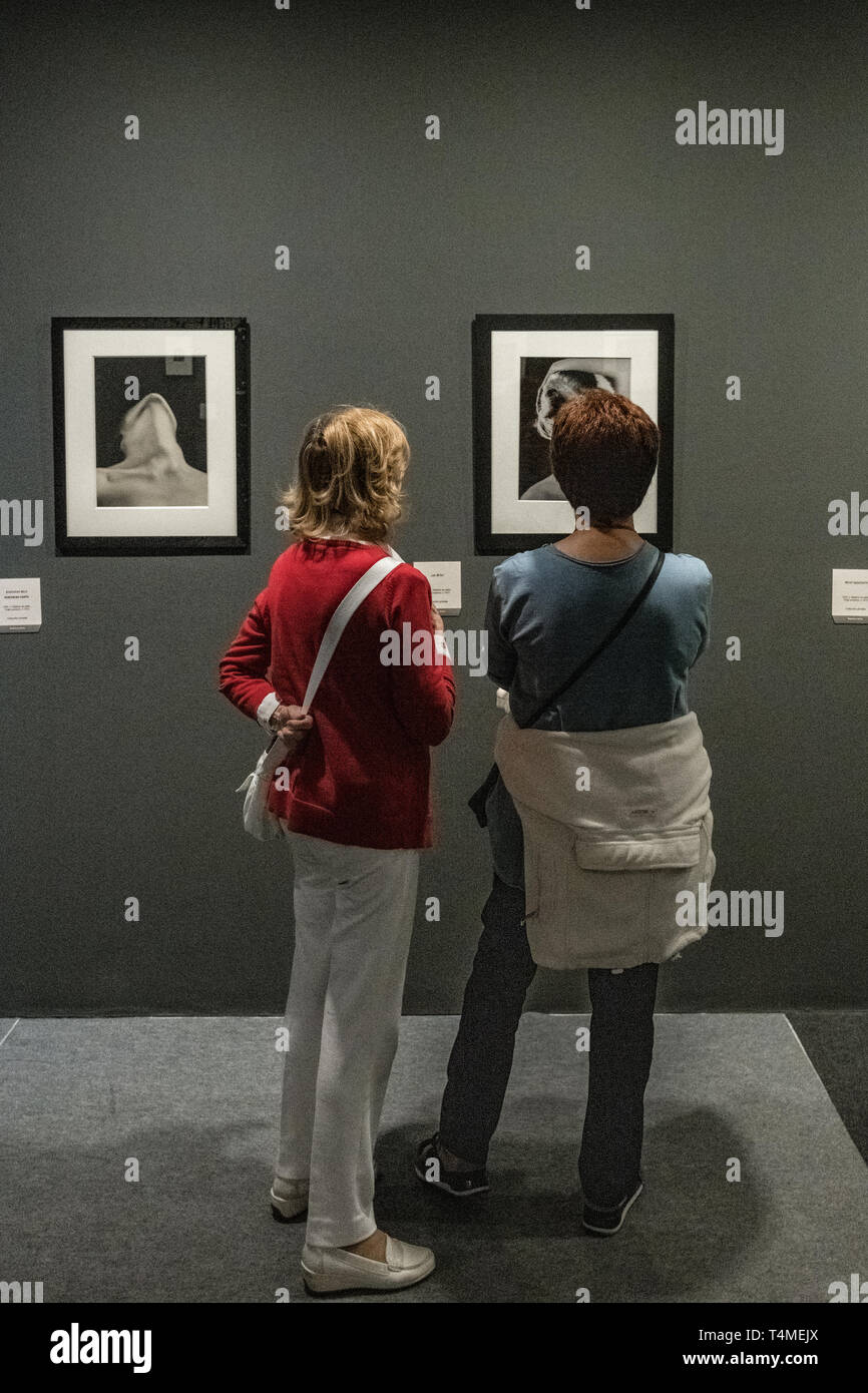 people viewing art in gallery Stock Photo - Alamy