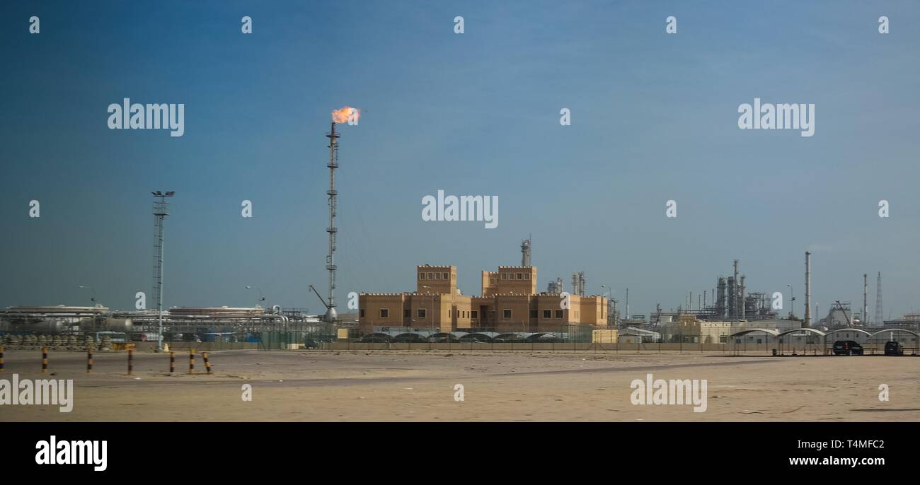 Kuwait petrochemical plant oil gas hi-res stock photography and images ...