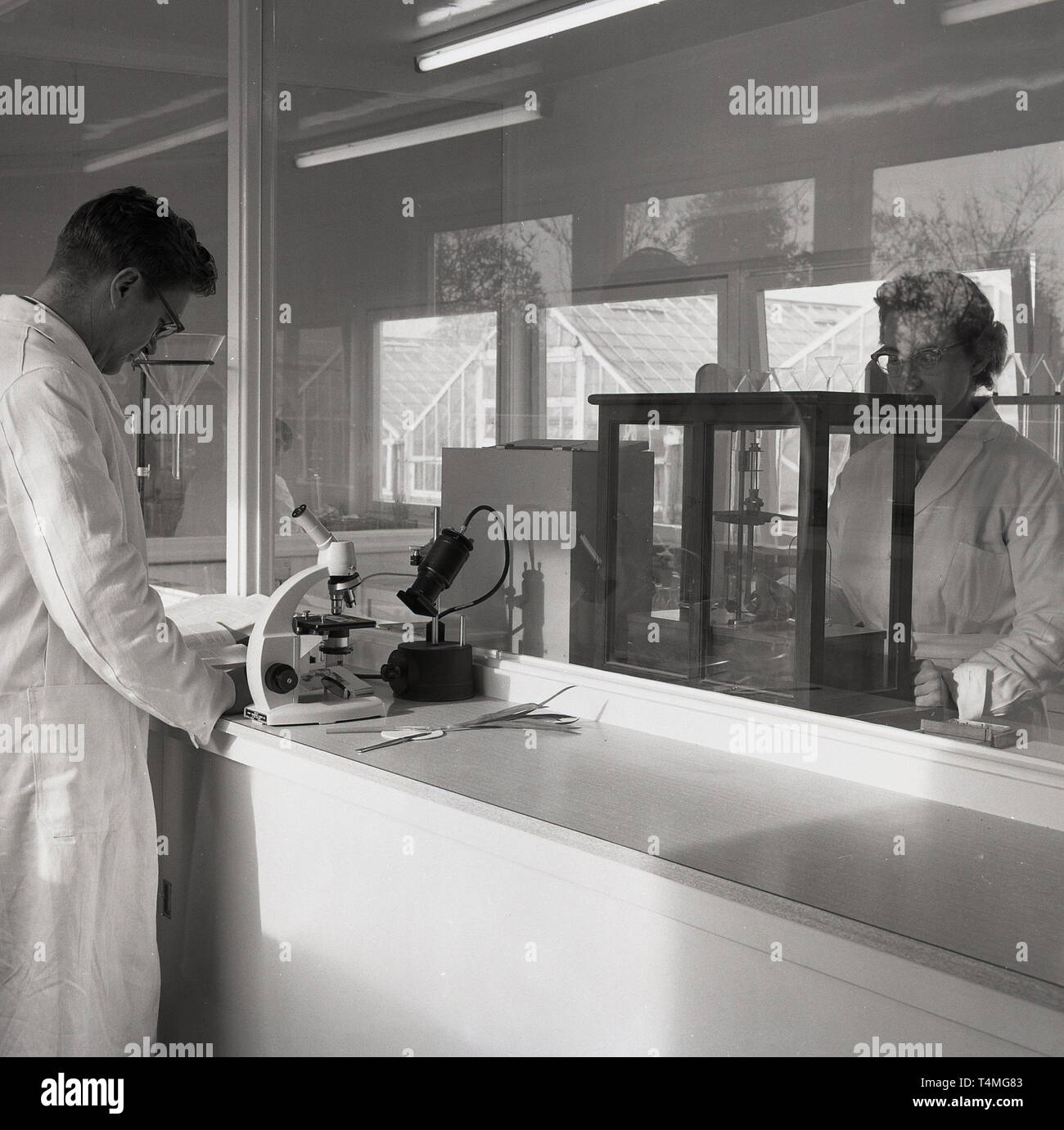 1950s research scientists hi-res stock photography and images - Alamy