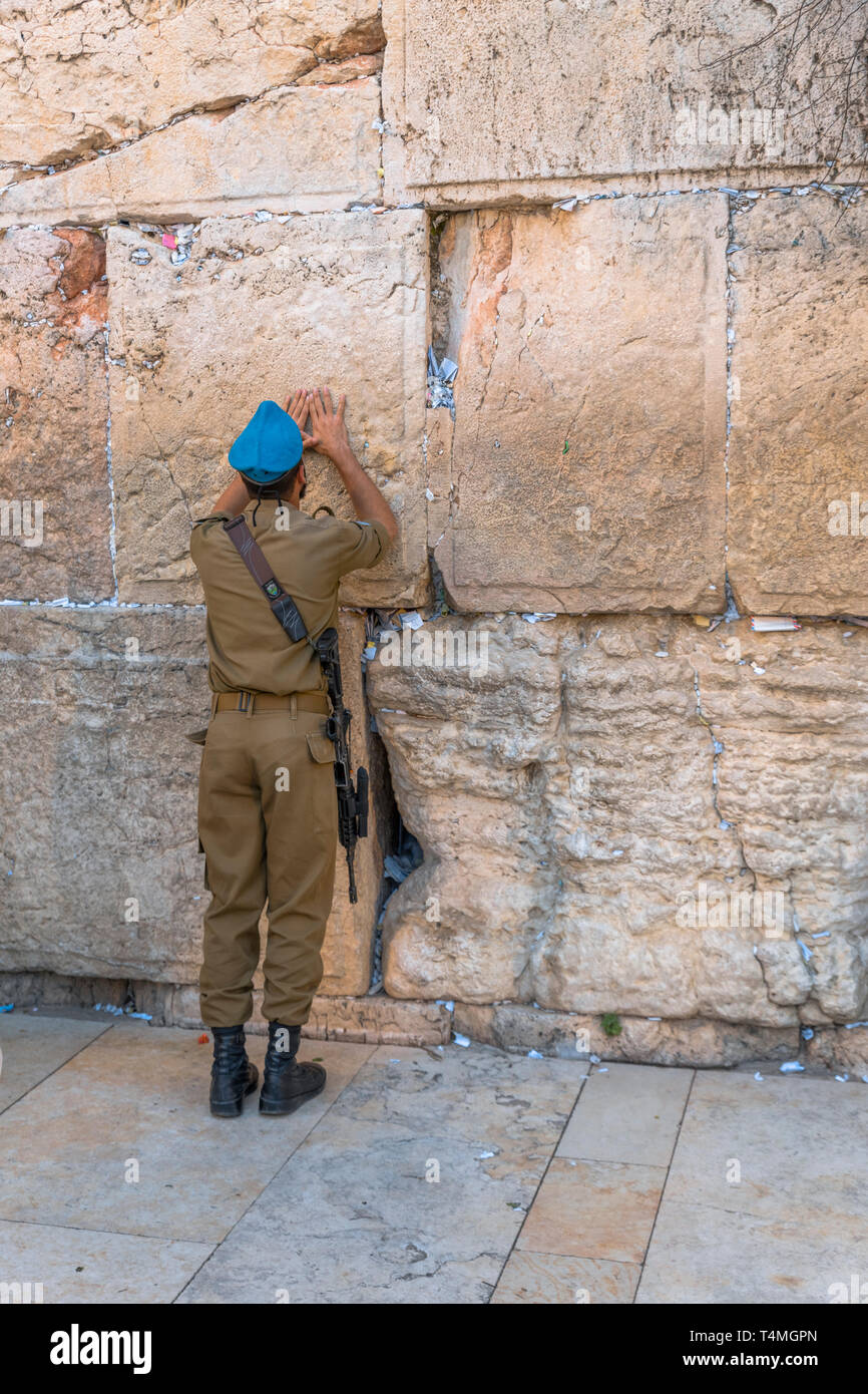 Praying at the wailing wall in jerusalem hi-res stock photography and ...