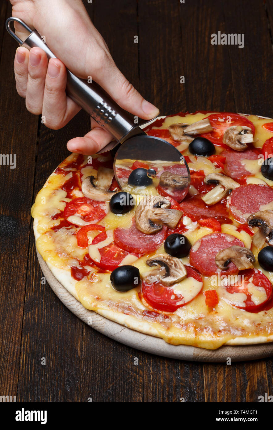 Cutting pizza round cutter hi-res stock photography and images - Alamy