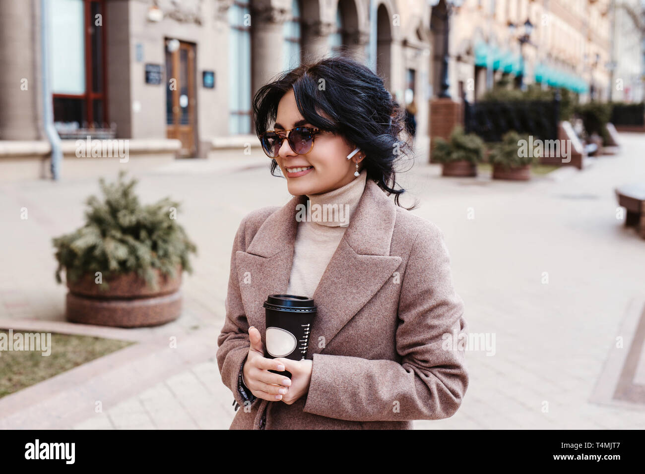 Airpods hi-res stock photography and images - Alamy