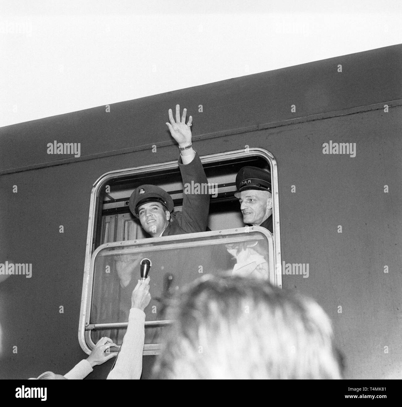 Elvis presley 1950s fans hi-res stock photography and images - Alamy