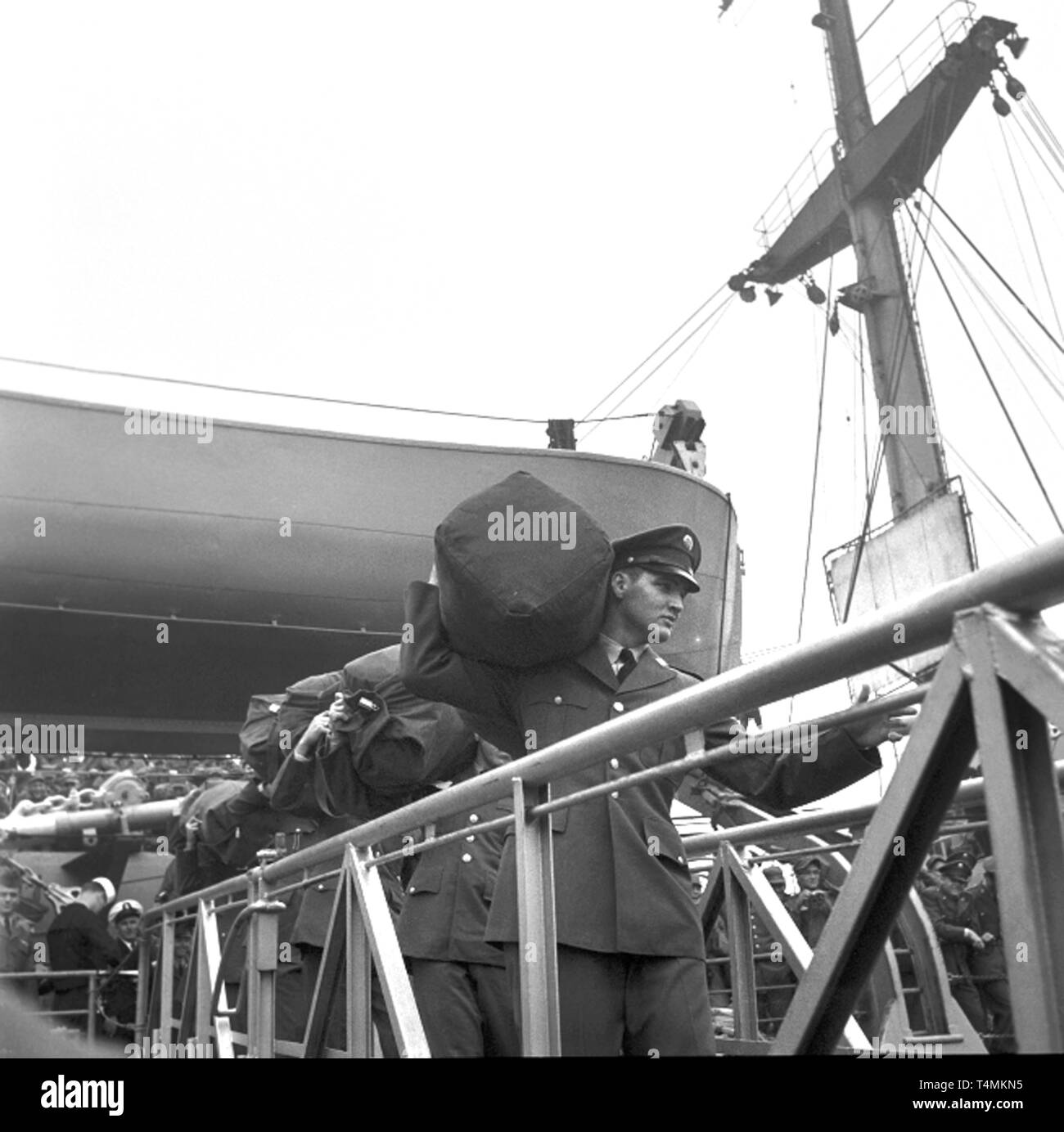 Elvis in the us army hi-res stock photography and images - Alamy