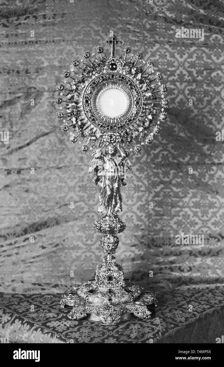 The famous Monstrance with 1485 emeralds and many other stones, Bogota ...