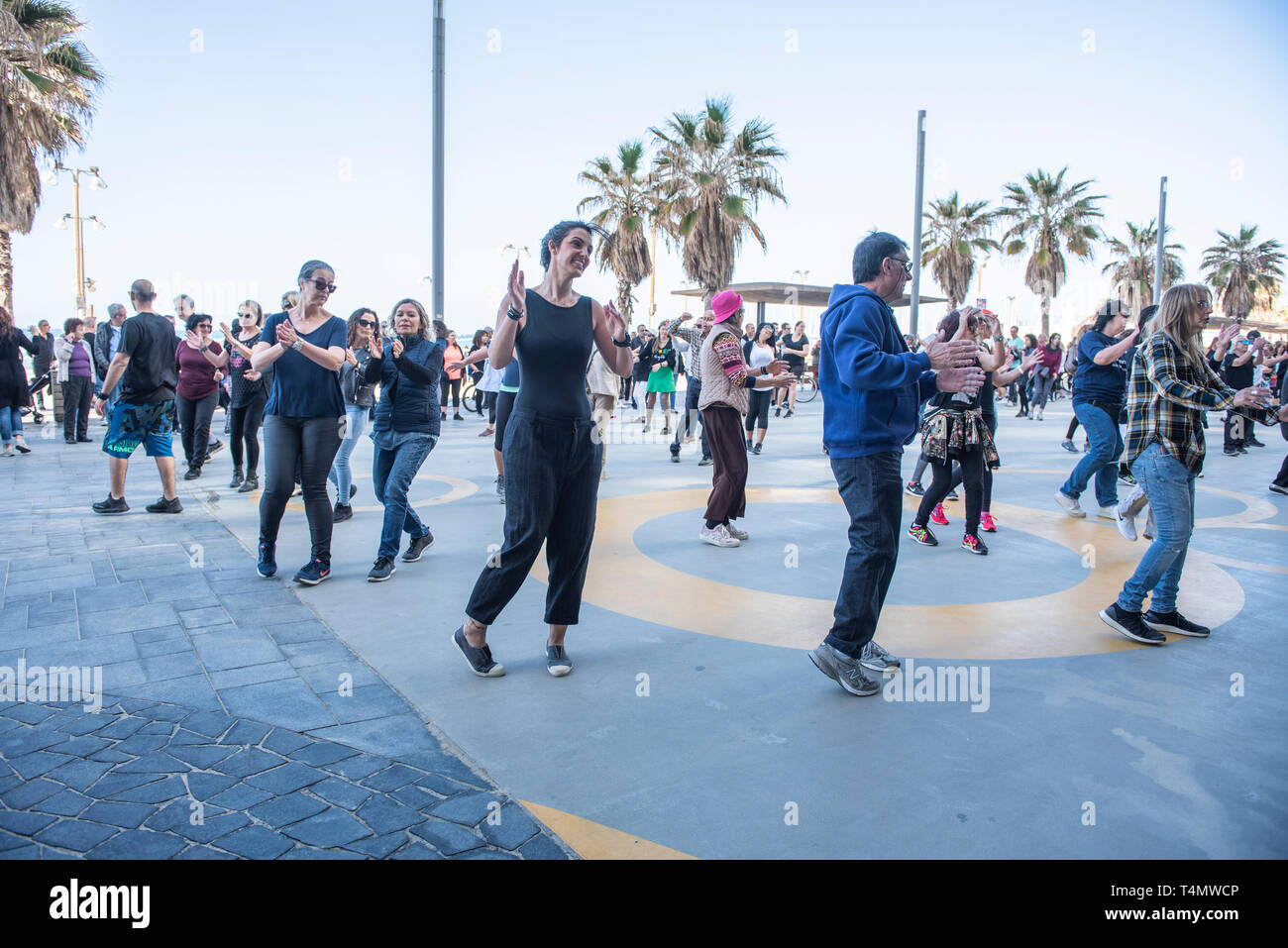 Israeli dancing hi-res stock photography and images - Alamy