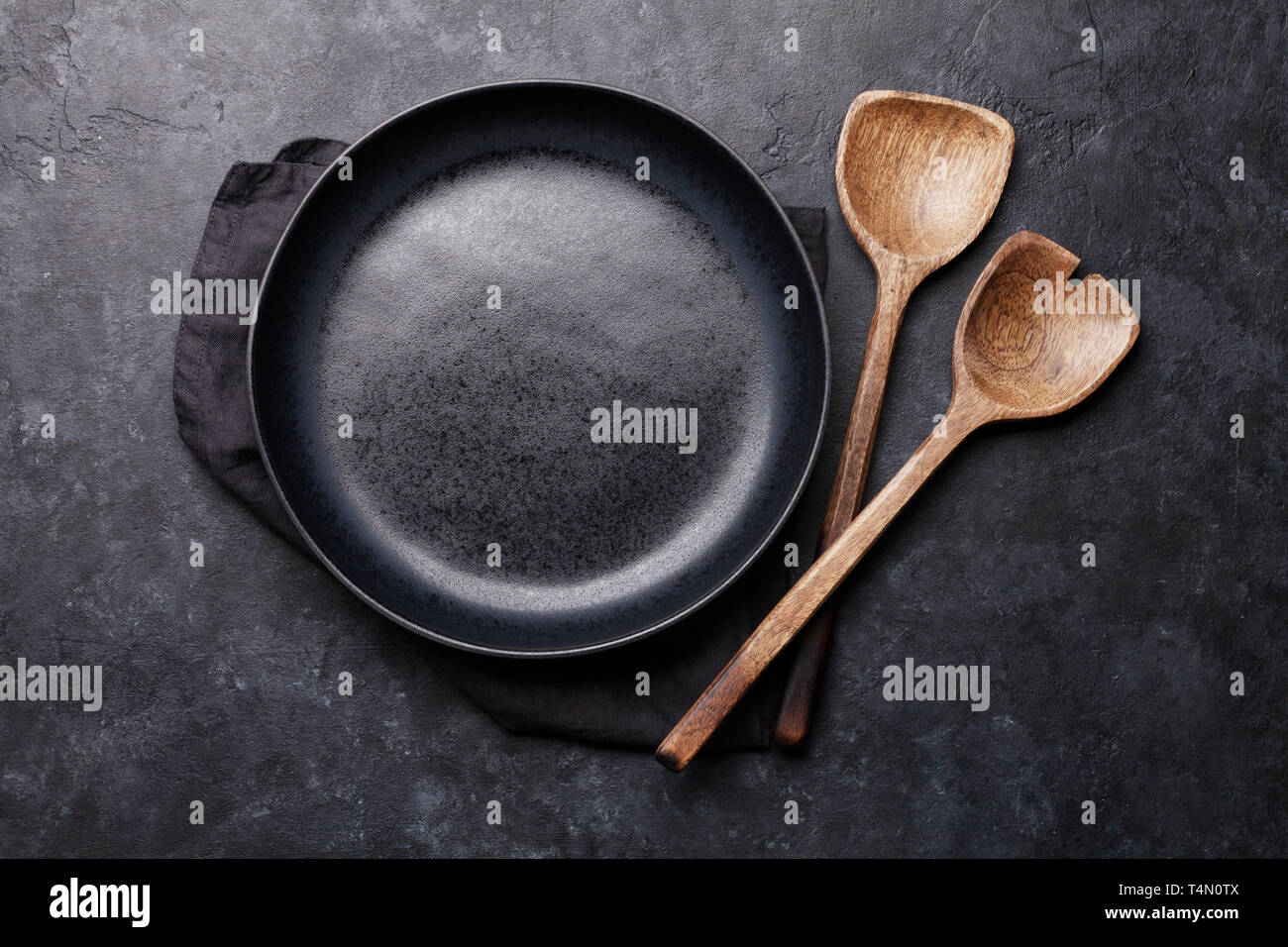 Cooking wooden utensils and empty plate. Food cooking template concept ...