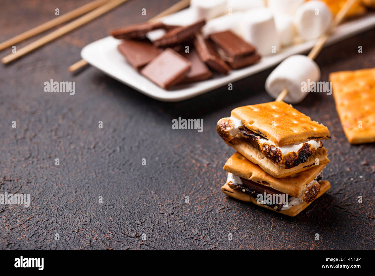 Chocolate graham crackers hi-res stock photography and images - Alamy