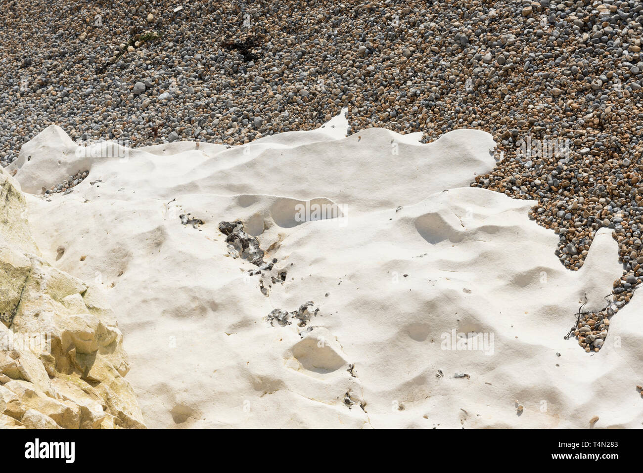 Chalk outcrop with beach shingle Stock Photo - Alamy