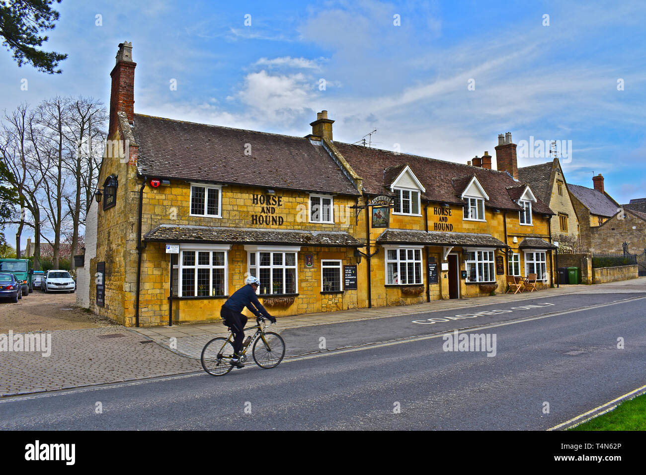 Olde worlde pub hi-res stock photography and images - Alamy