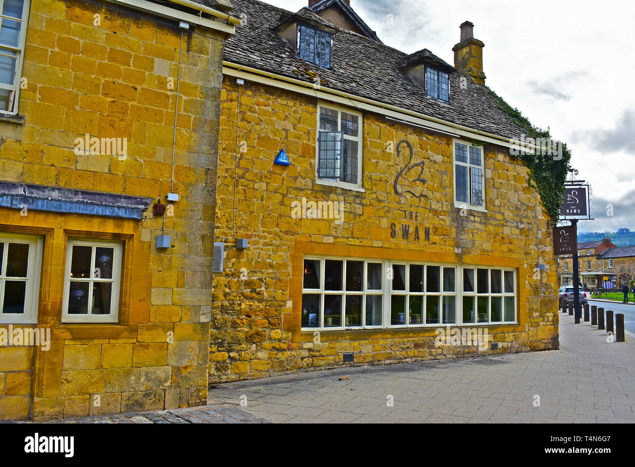 Olde swan hi-res stock photography and images - Alamy