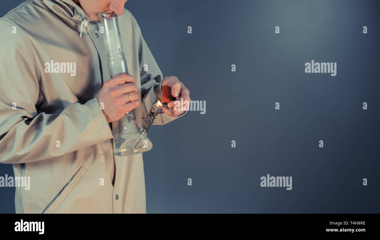 Women smoking cannabis hi-res stock photography and images - Alamy
