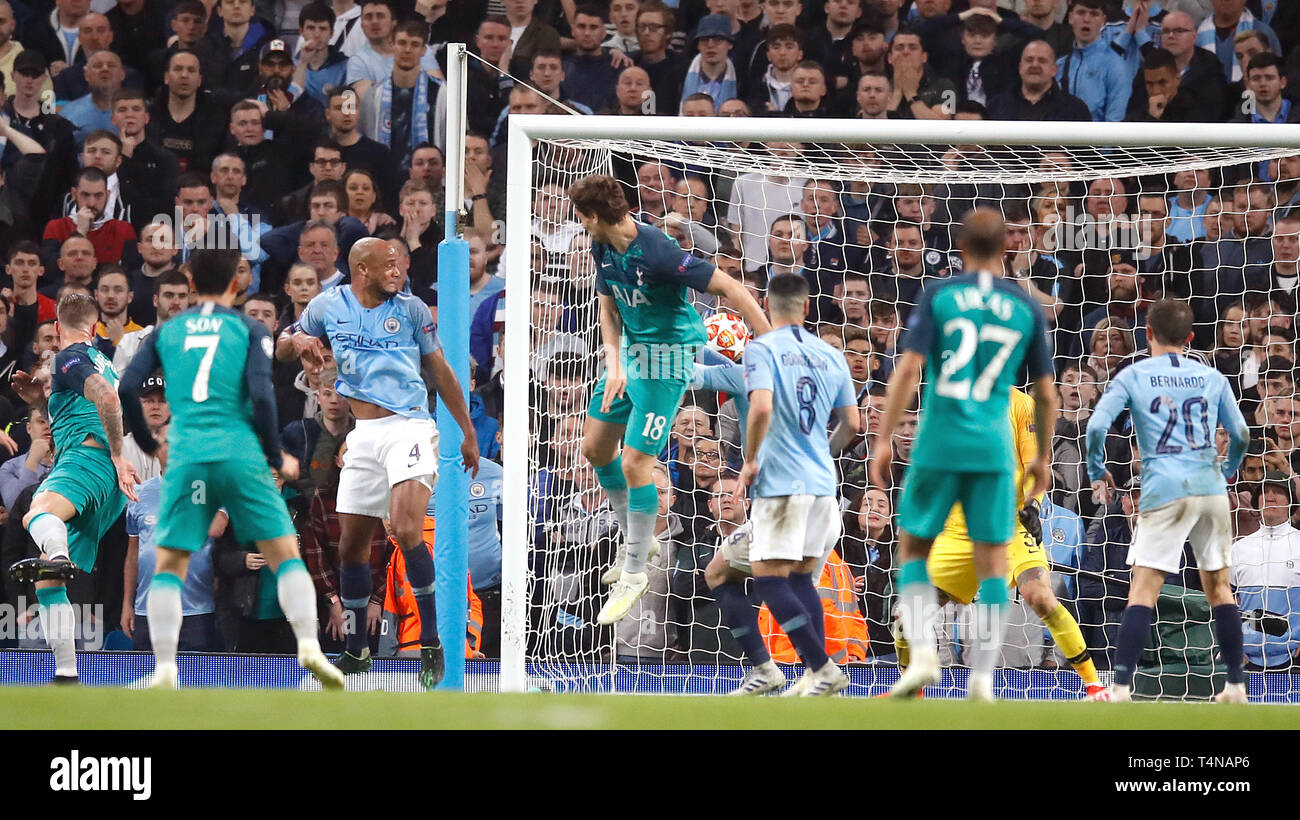 Tottenham Hotspur's Fernando Llorente (centre) scores his side's third ...