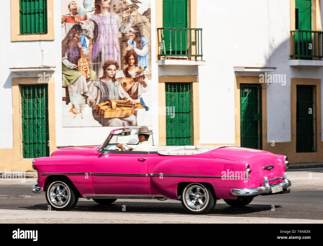 Cuba havana windows green hi-res stock photography and images - Alamy