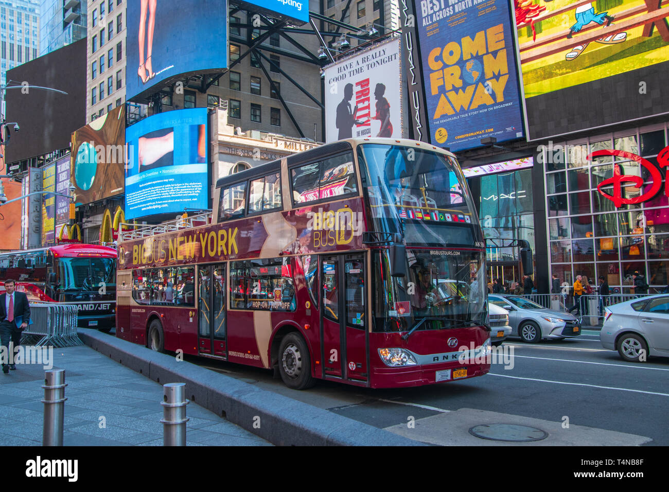 Tour bus in times square hi-res stock photography and images - Alamy
