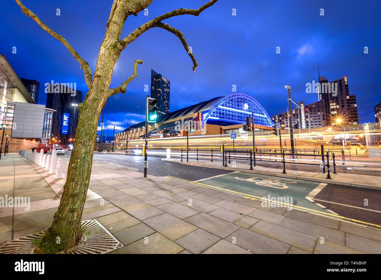 Manchester railway station hi-res stock photography and images - Alamy
