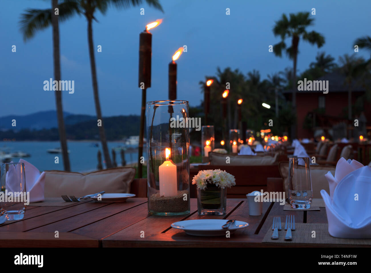 Outdoor restaurant tables, dinner setting on the beach at evening Stock ...