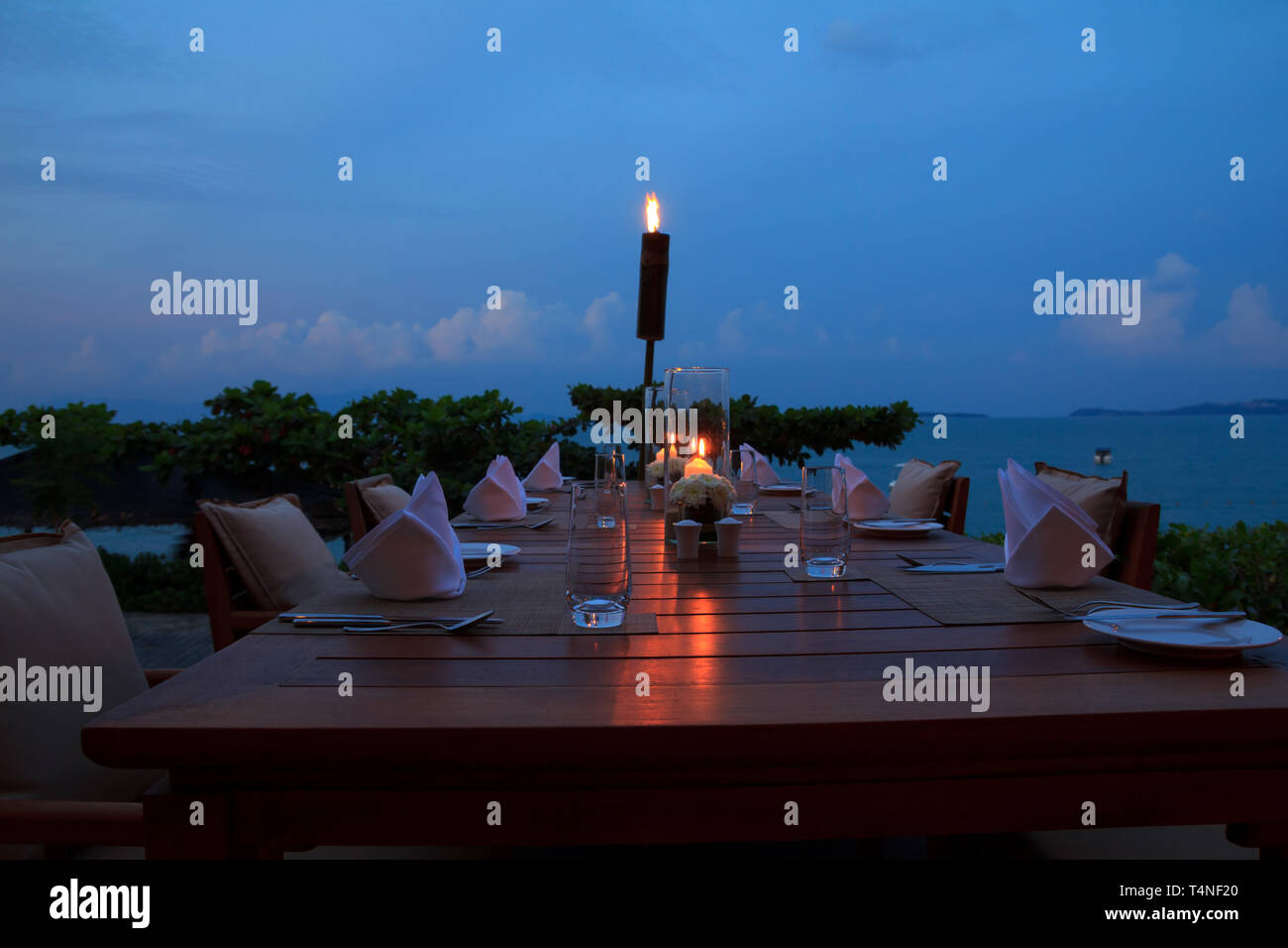 Outdoor restaurant table, dinner setting on the beach at evening Stock ...