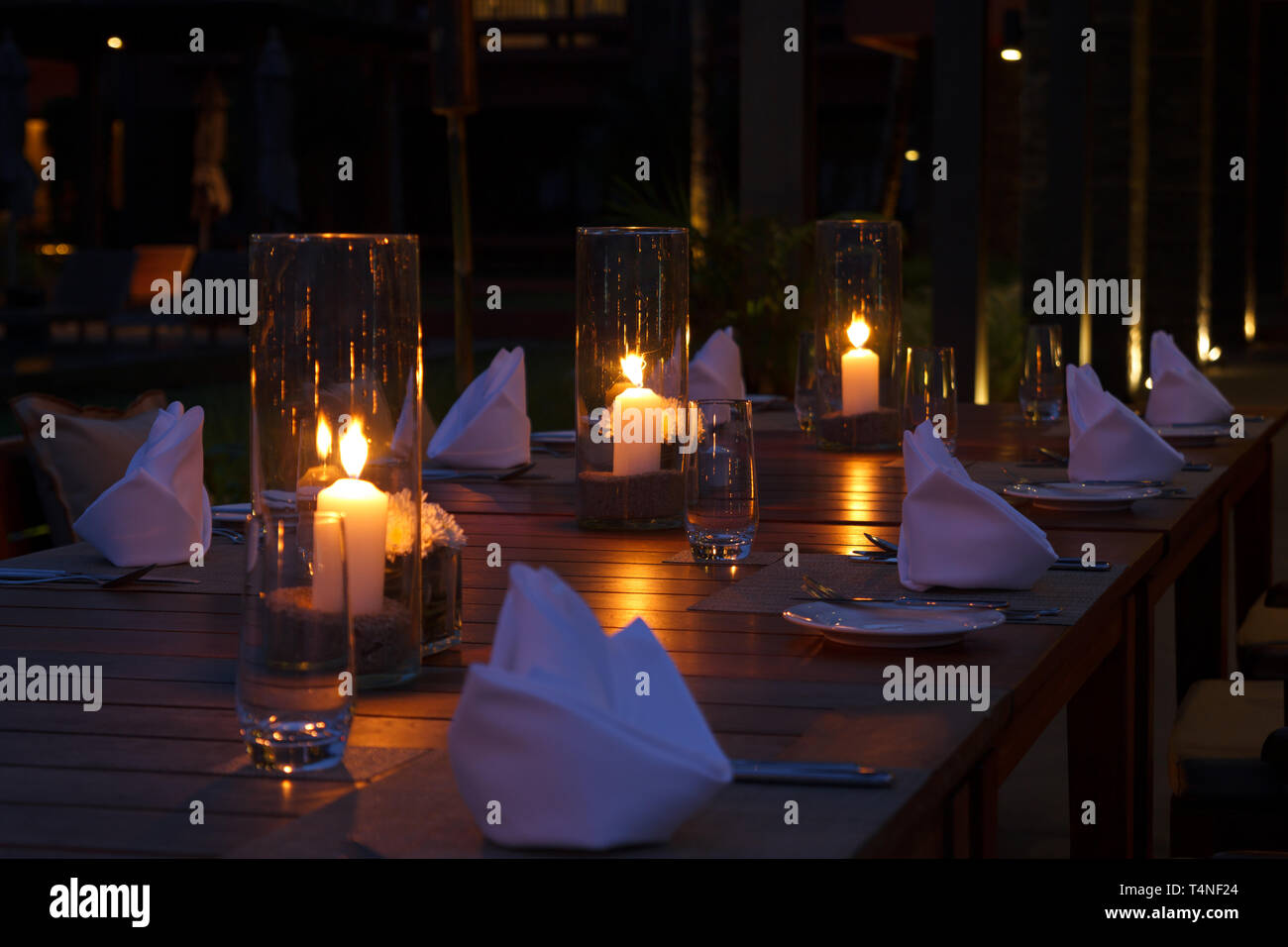 Outdoor restaurant tables hi-res stock photography and images - Alamy