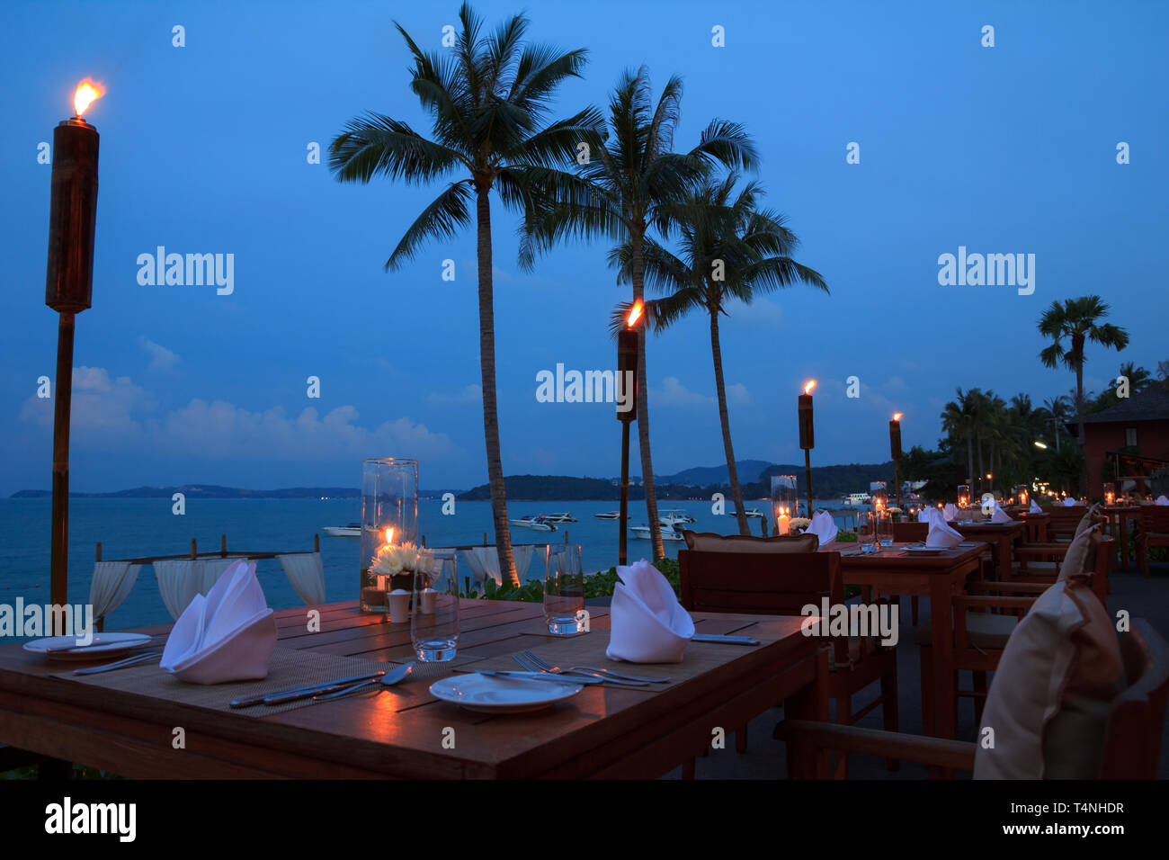 Outdoor restaurant tables, dinner setting on the beach at evening Stock ...