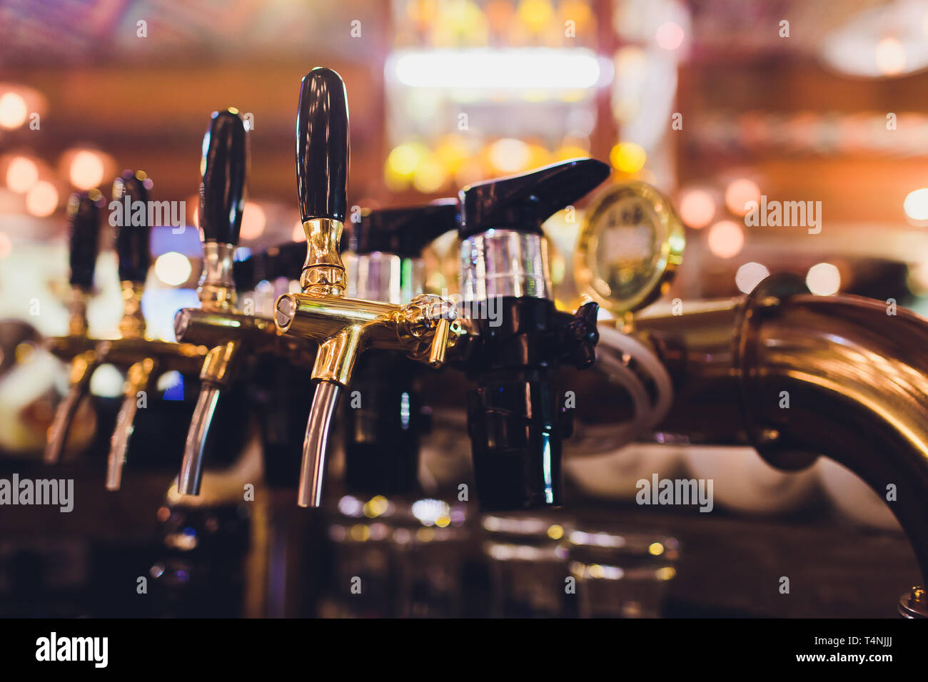 Old english pub counter hi-res stock photography and images - Alamy
