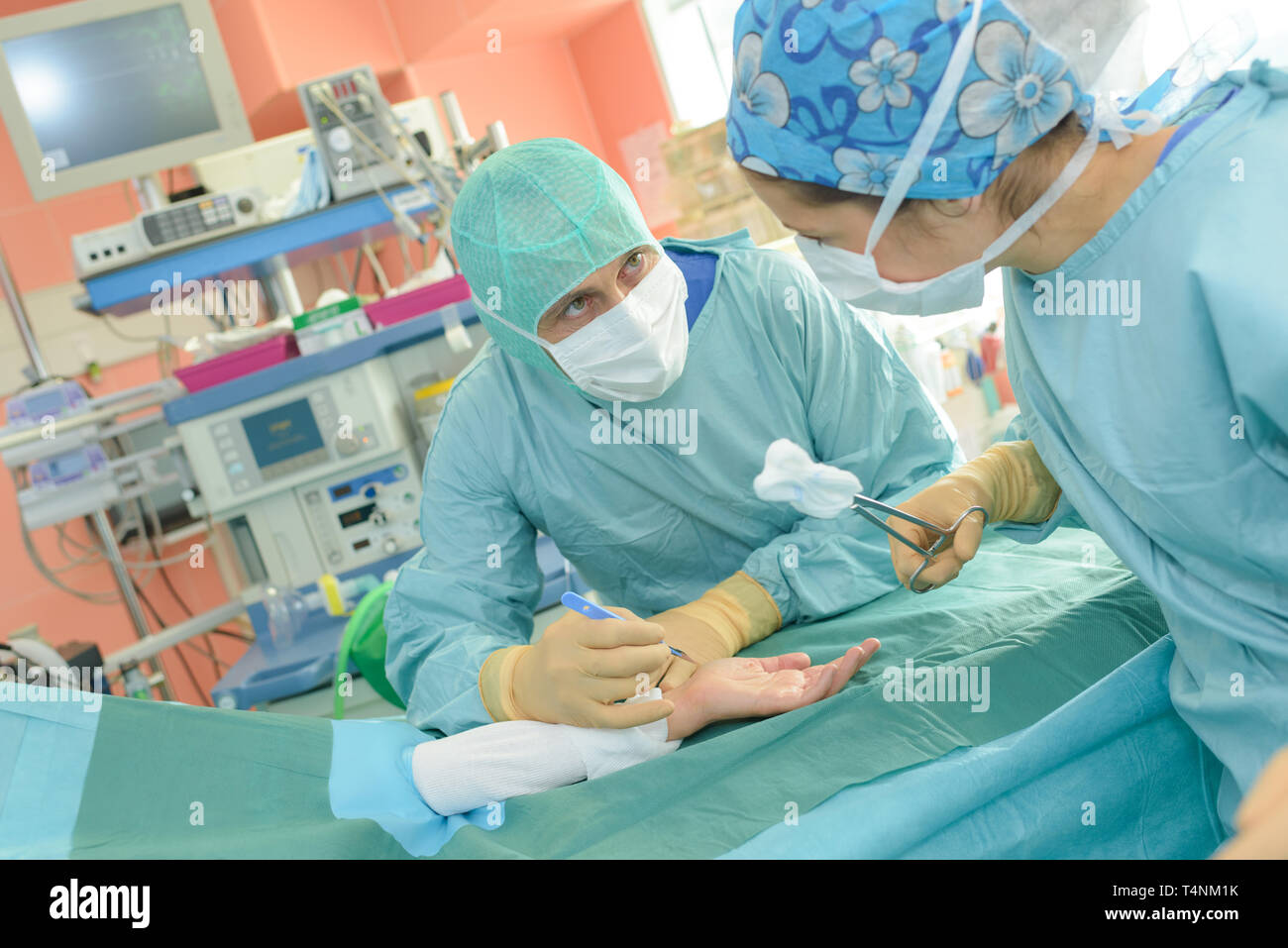 surgeon in operating theater Stock Photo - Alamy