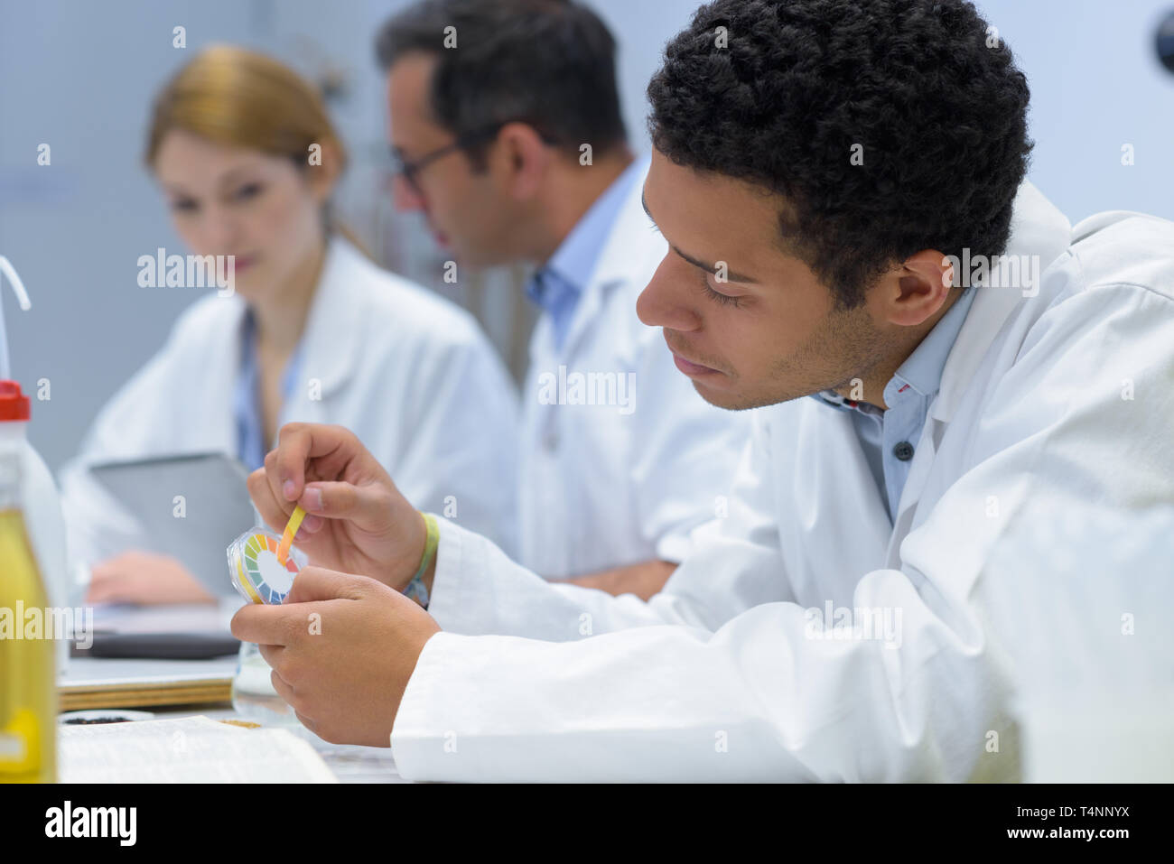 Group chemistry students working hi-res stock photography and images ...