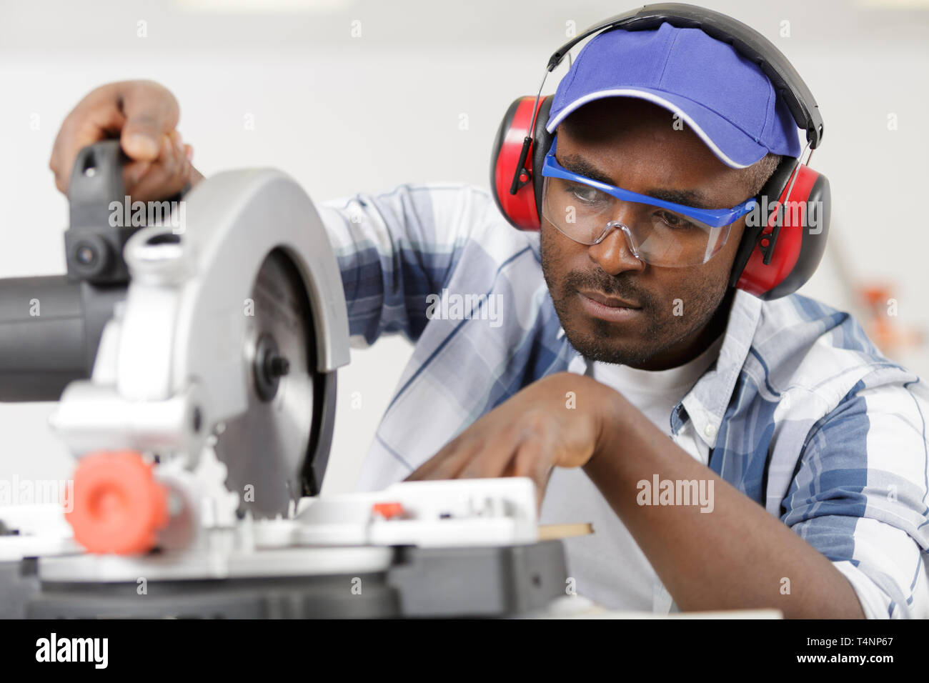 Cutting wood machine icon hi-res stock photography and images - Alamy