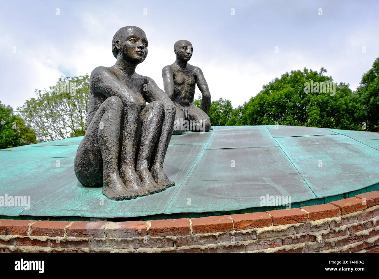 Statue of two people sitting in the park in amsterdam Stock Photo - Alamy