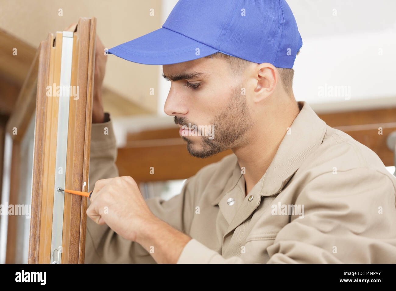 man fixing the door with screwdriver in a new house Stock Photo - Alamy