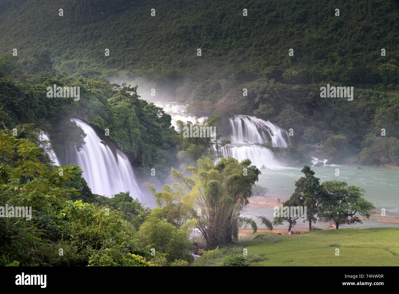 Image of Ban Gioc waterfall flows down in Cao Bang province, Vietnam ...