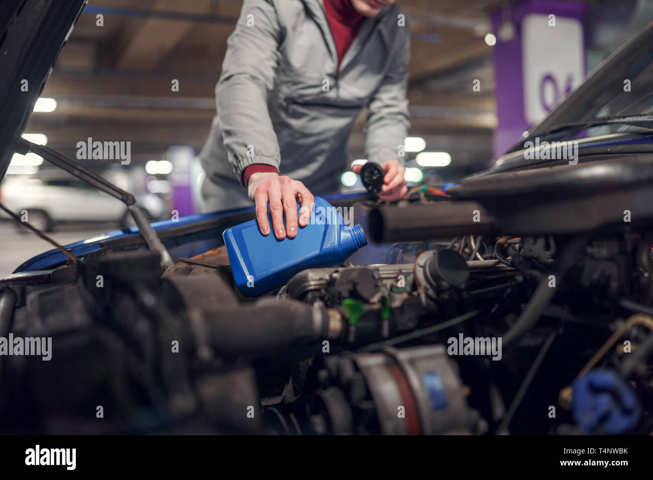 Changing oil hi-res stock photography and images - Alamy